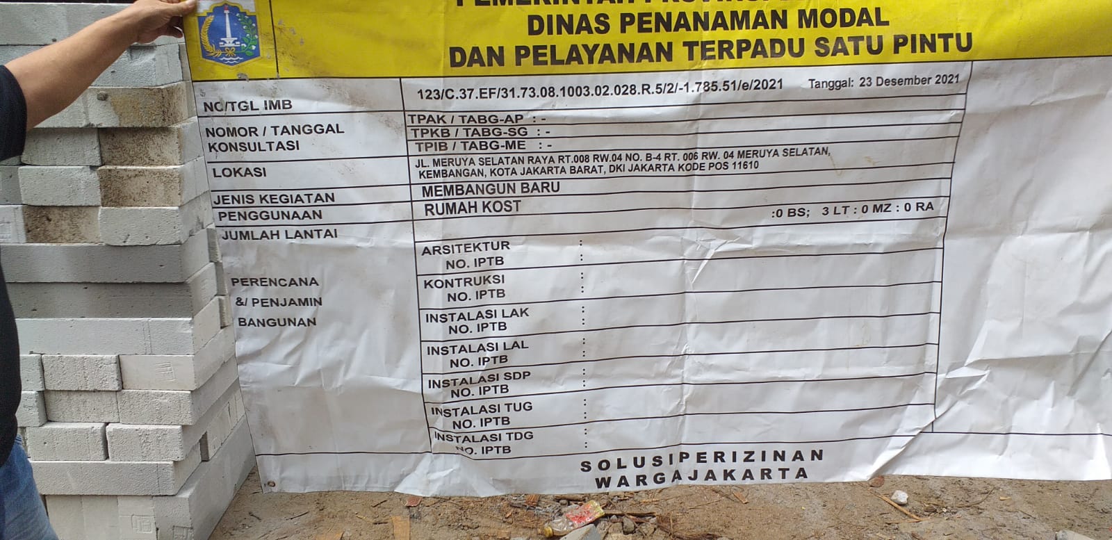 Kain Segel Tidak Sesuai Izin Dicopot, Dijadikan Alas Tempat Duduk ...
